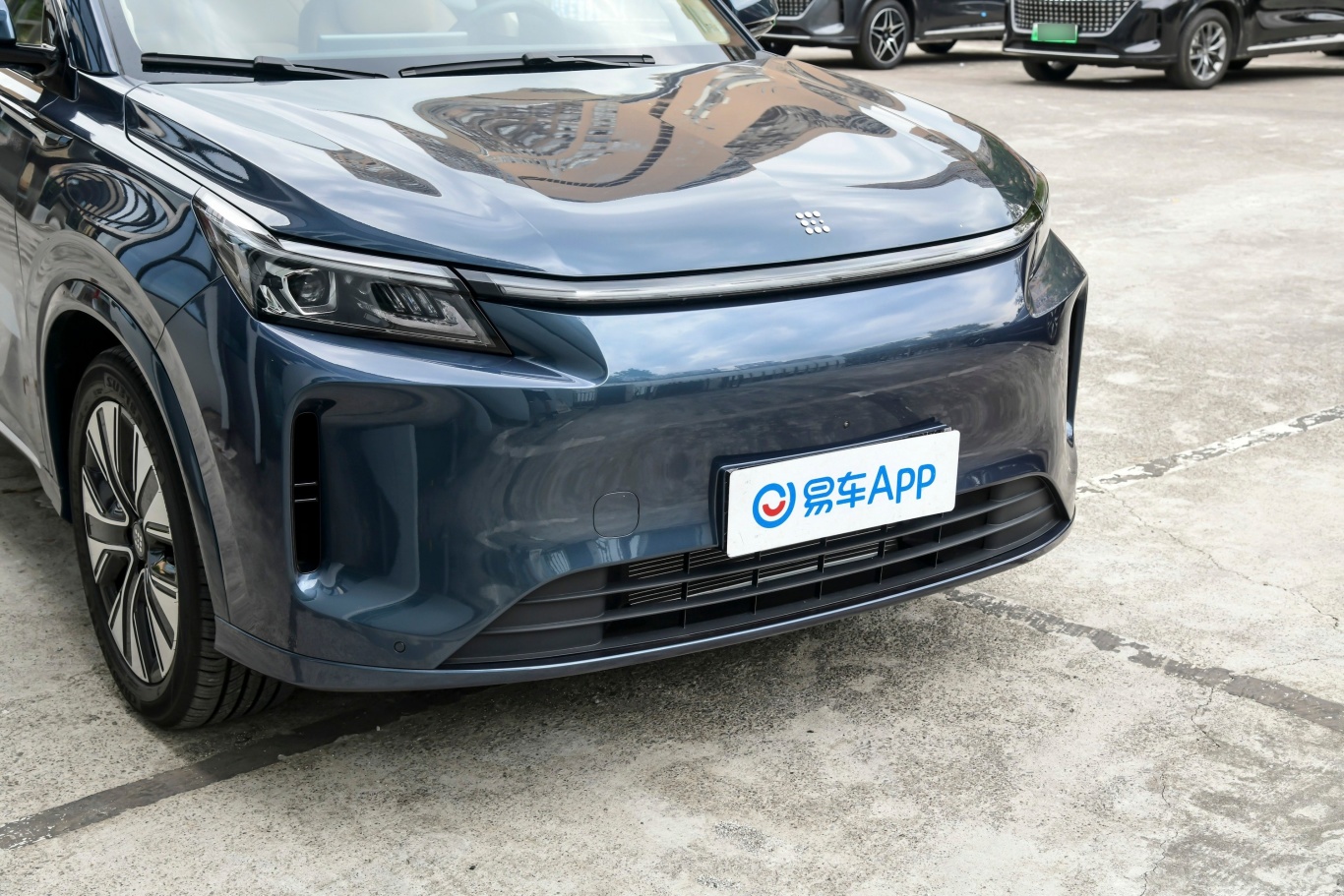 【蓝电E5 PLUS1.5L 165km 长续航版PLUS 5座前格栅侧俯拍图片-汽车图片大全】-易车