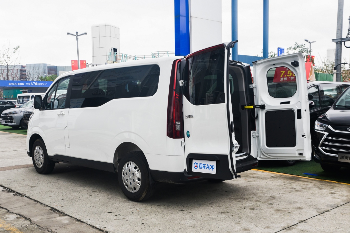 【新途V702.0T 自动短轴低顶精英版110kW 5/6座后备厢开启45度侧拍图片-汽车图片大全】-易车