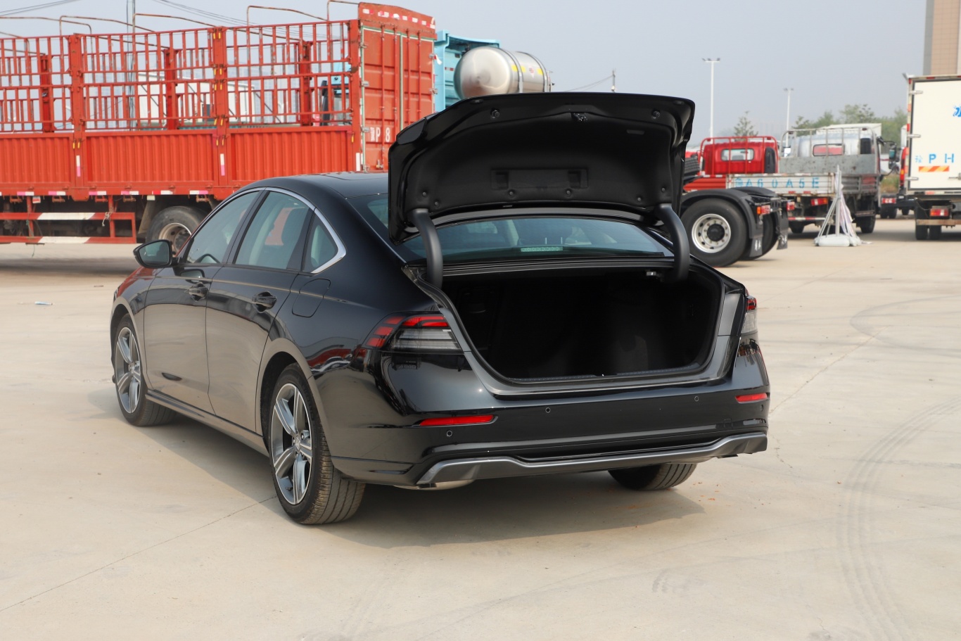 【雅阁260TURBO 尊贵版后备厢开启45度侧拍图片-汽车图片大全】-易车