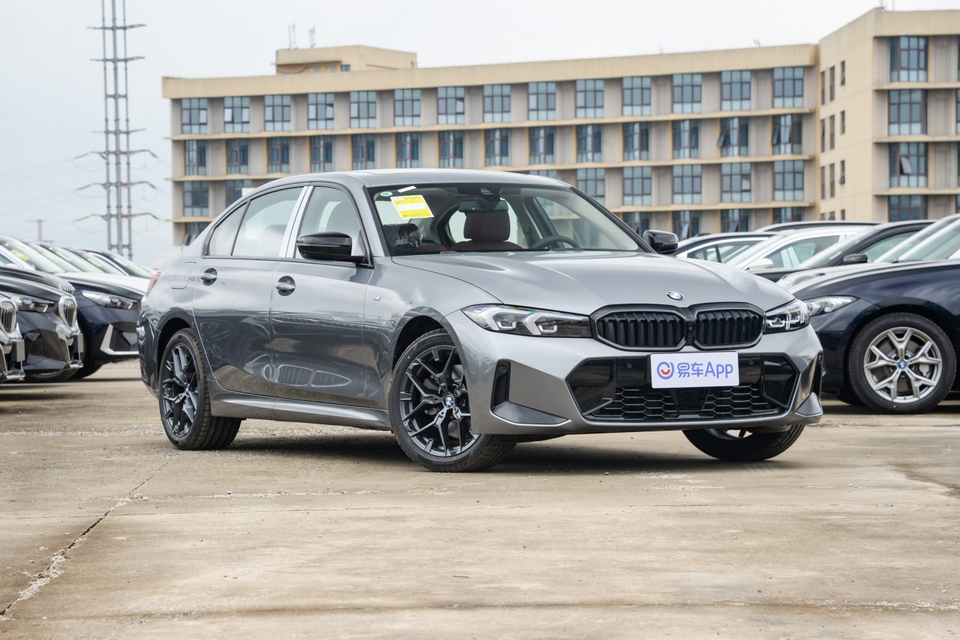 【宝马3系330Li M运动曜夜套装侧前45度车头向右水平图片-汽车图片大全】-易车