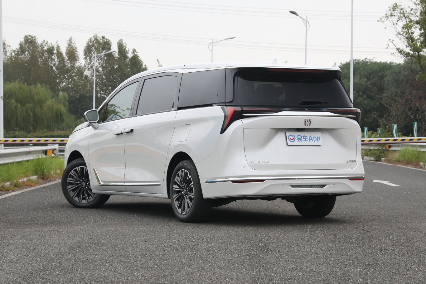 【别克GL8陆尊 2.0T 尊享版侧后45度车头向左水平图片-汽车图片大全】-易车