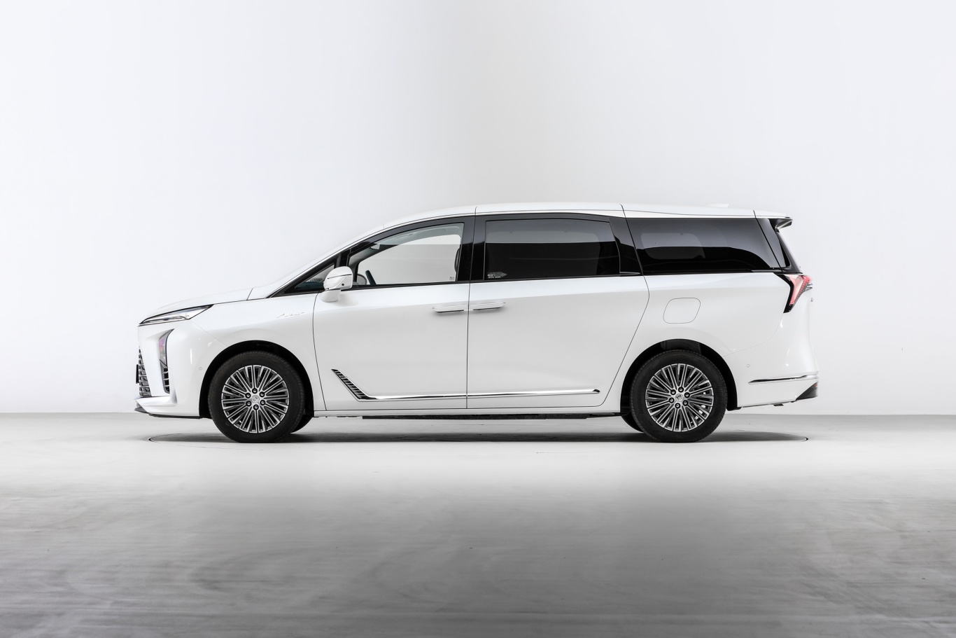 【别克GL8 插电混动陆尊 1.5T 138km 奢享版 7座正侧车头向左水平图片-汽车图片大全】-易车