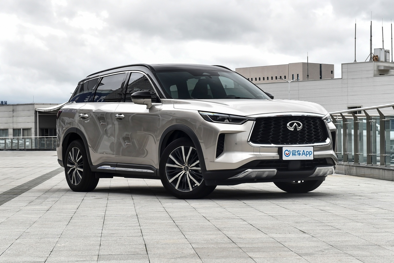 【英菲尼迪QX602.0T 四驱旗舰版侧前45度车头向右水平图片-汽车图片大全】-易车