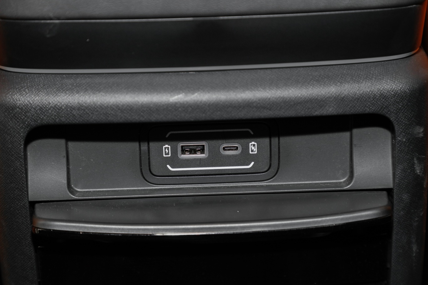 【传祺E92.0T 136km 宗师版后排充电口图片-汽车图片大全】-易车