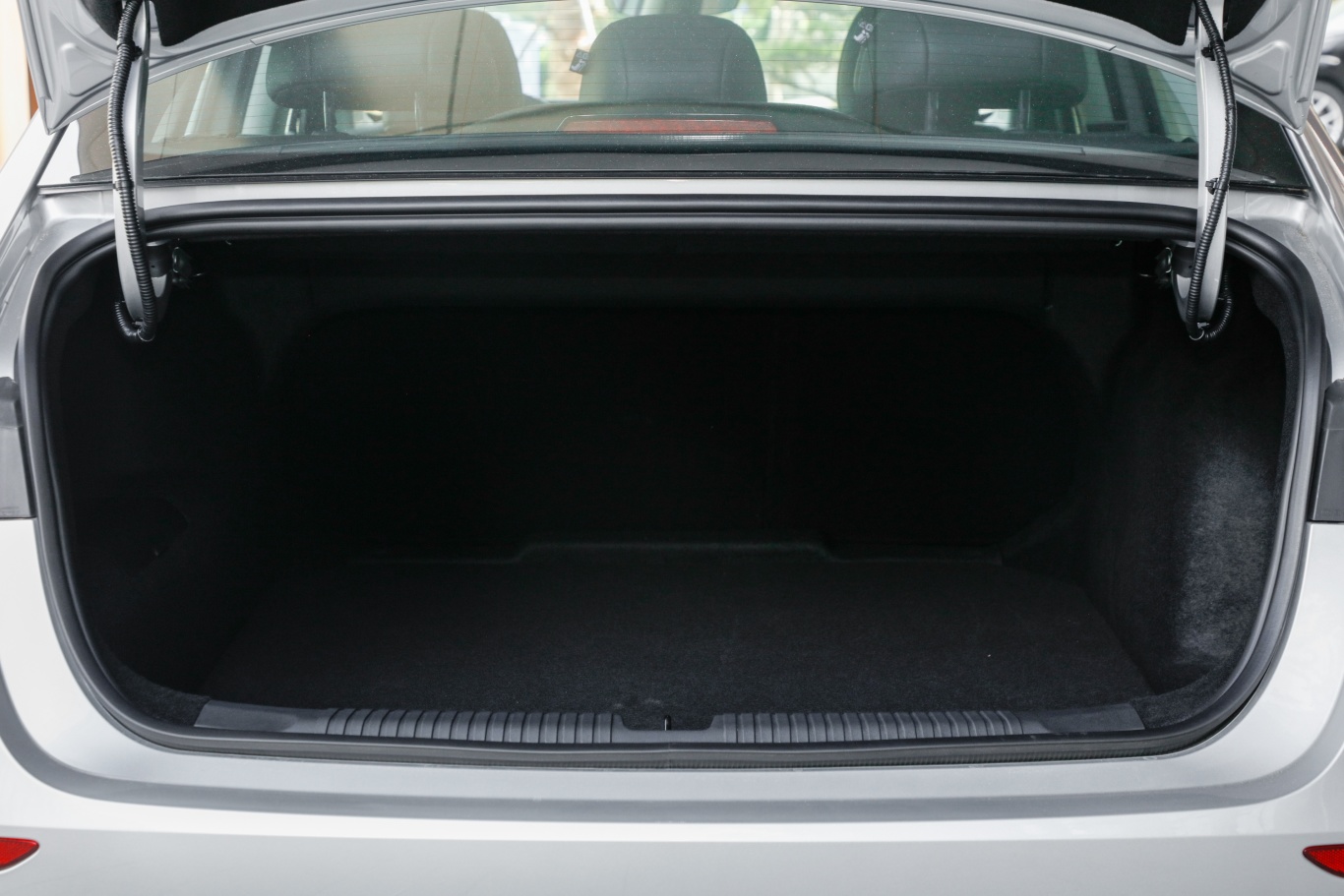 【荣威D7插电混动 1.5L 125km 世界冠军版后备厢空间特写图片-汽车图片大全】-易车