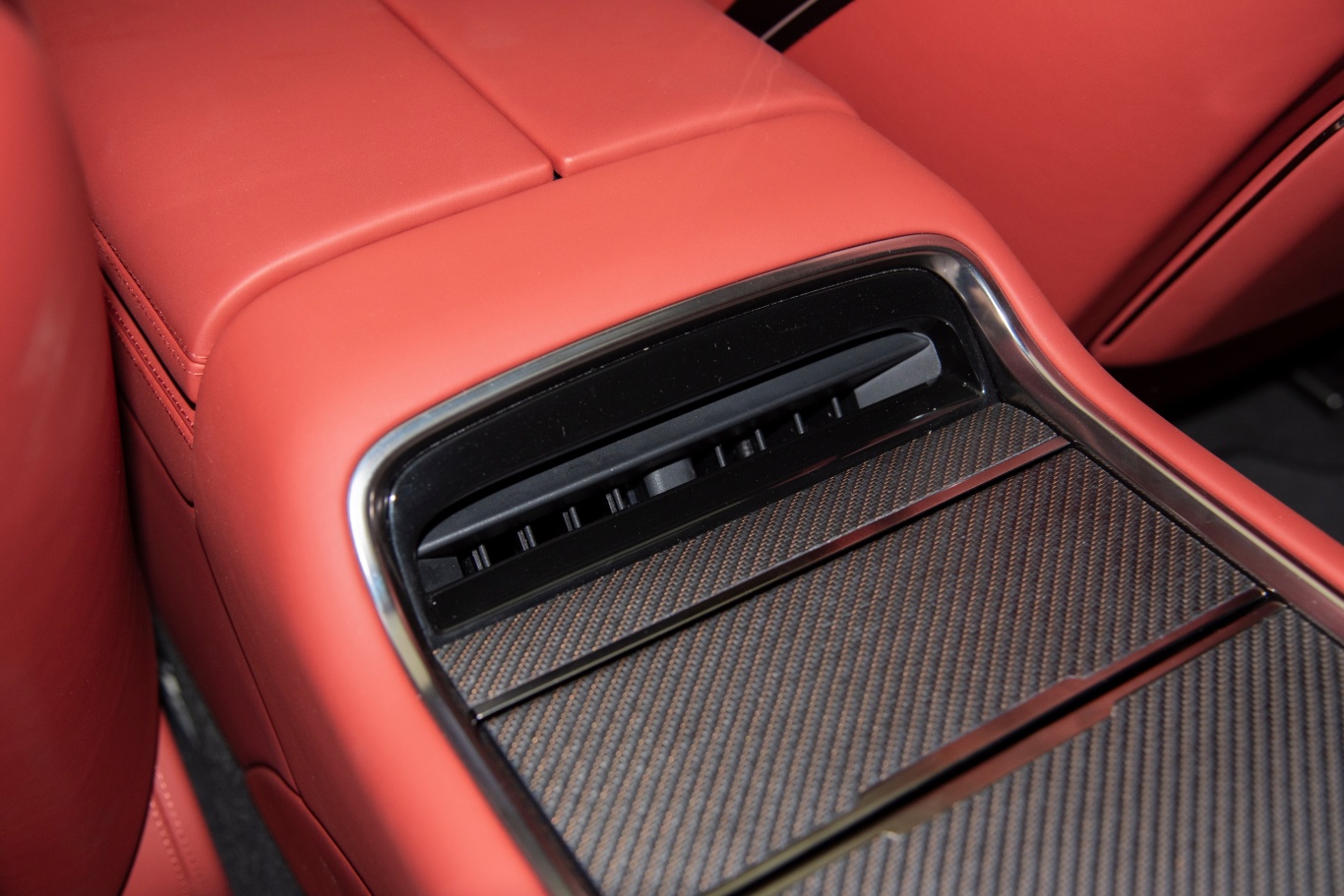 【仰望U7纯电版 720km 旗舰版 4座后排(第二排)出风口图片-汽车图片大全】-易车