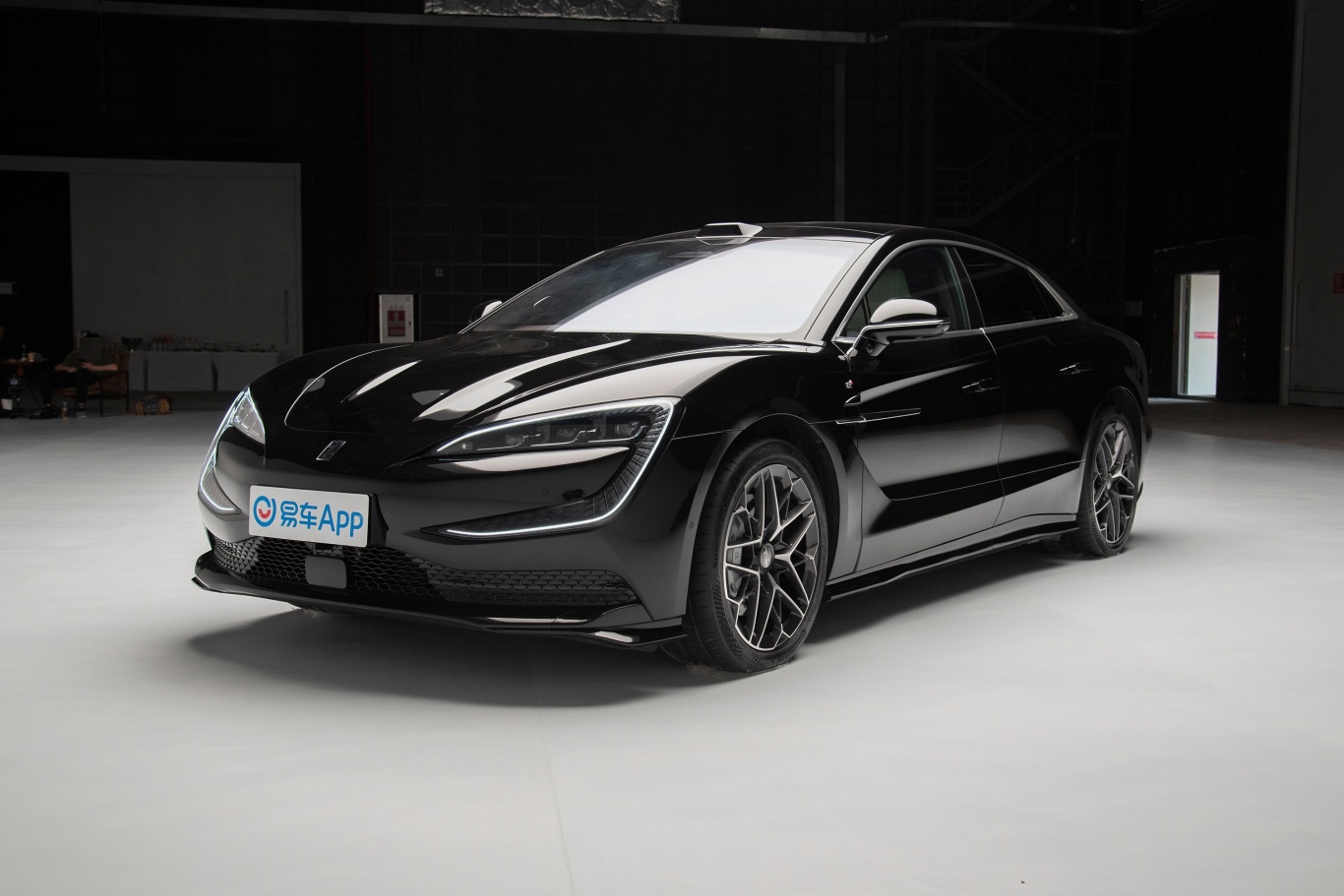 【仰望U7纯电版 720km 豪华版 5座侧前45度车头向左水平图片-汽车图片大全】-易车