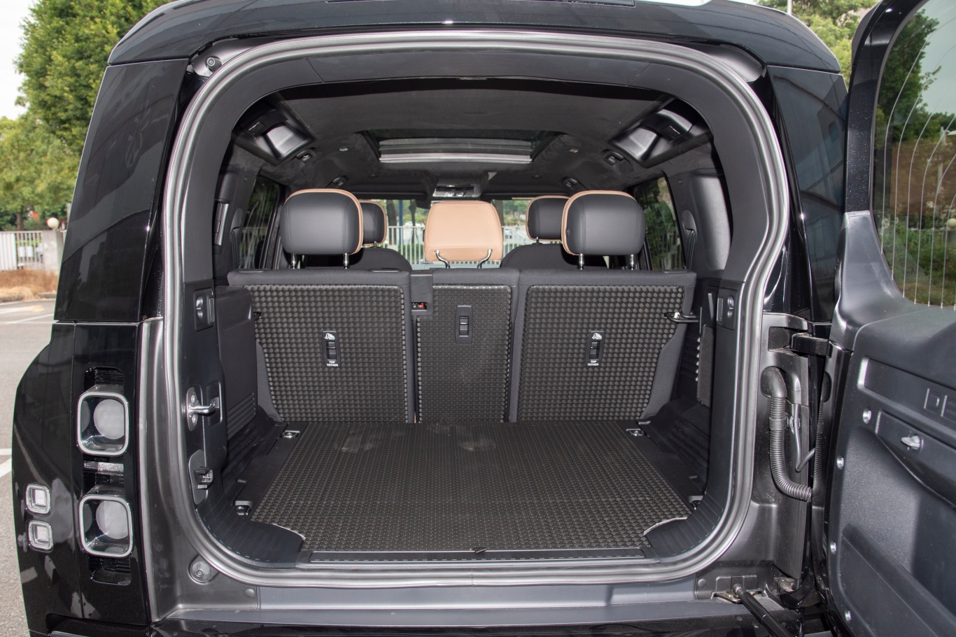 【卫士110 5.0S 525PS V8后备厢空间特写图片-汽车图片大全】-易车