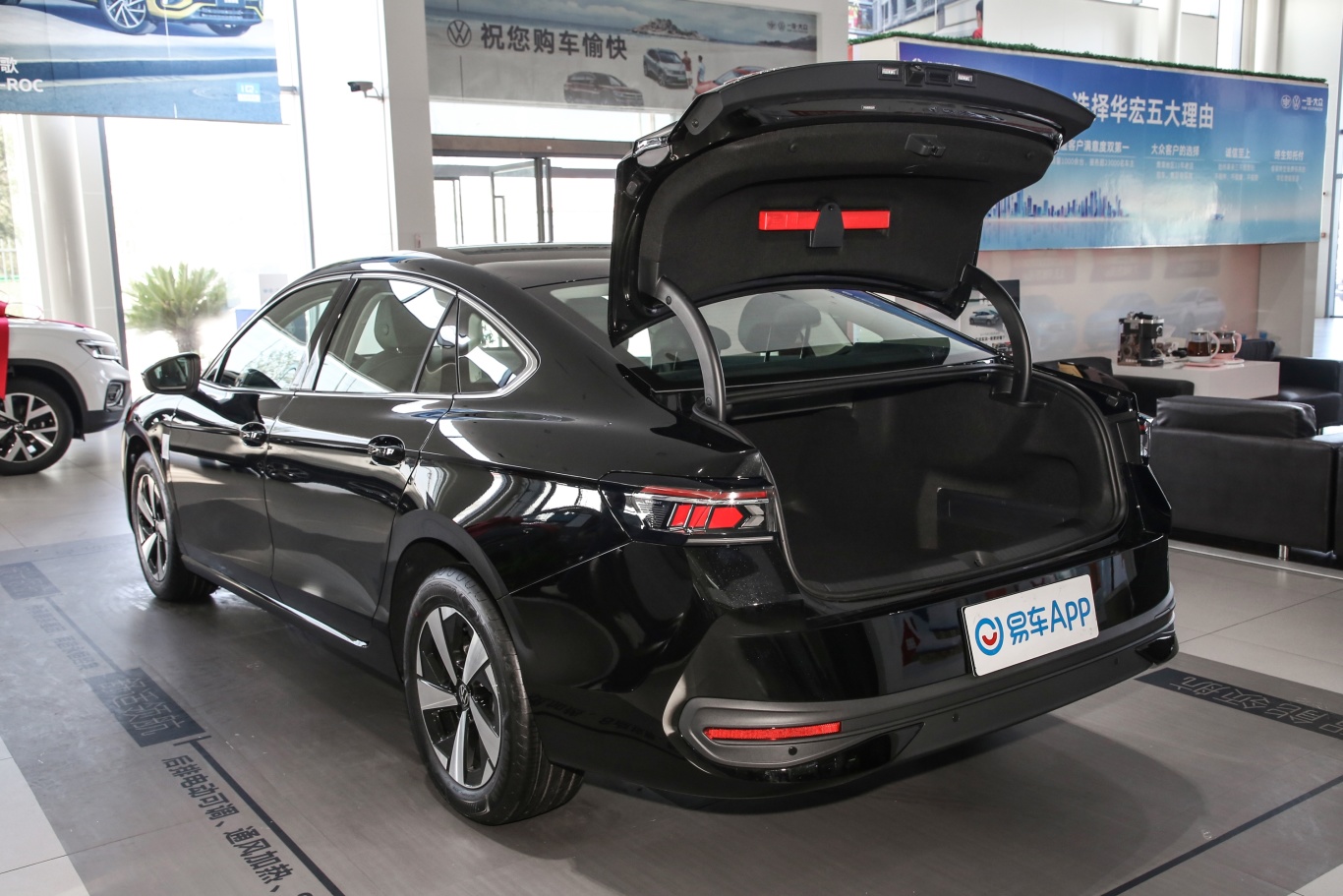 【迈腾300TSI 尊享版后备厢开启45度侧拍图片-汽车图片大全】-易车