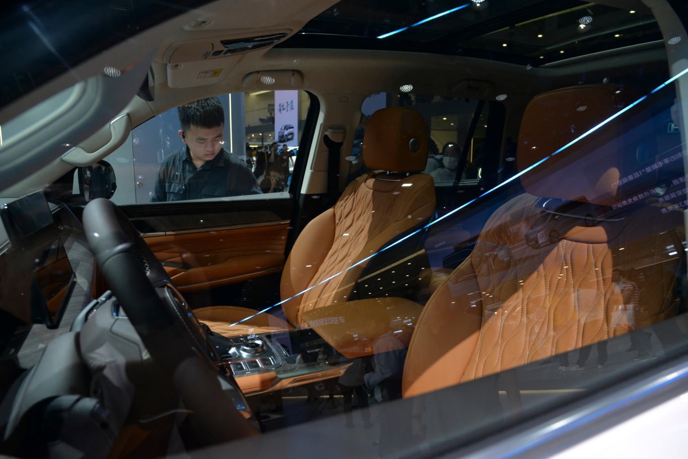 【坦克500新能源2.0T Hi4-Z 一定红前排图片-汽车图片大全】-易车