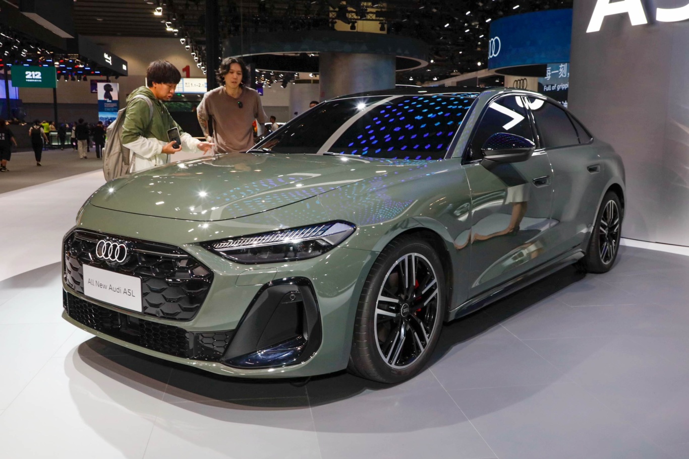 【奥迪A5L2.0T 运动版 Plus侧前45度车头向右水平图片-汽车图片大全】-易车