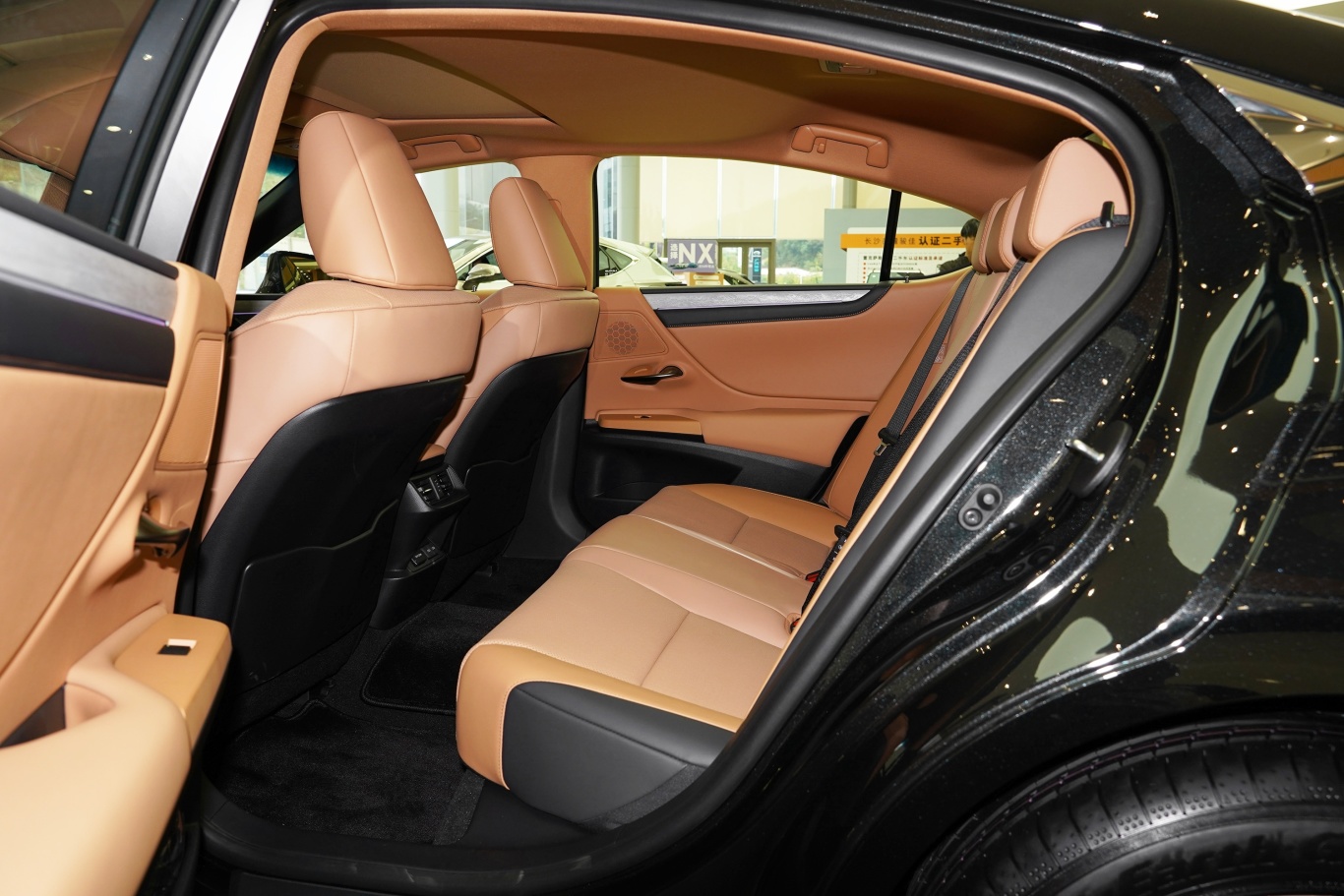 【雷克萨斯ES200 臻享版后排空间图片-汽车图片大全】-易车