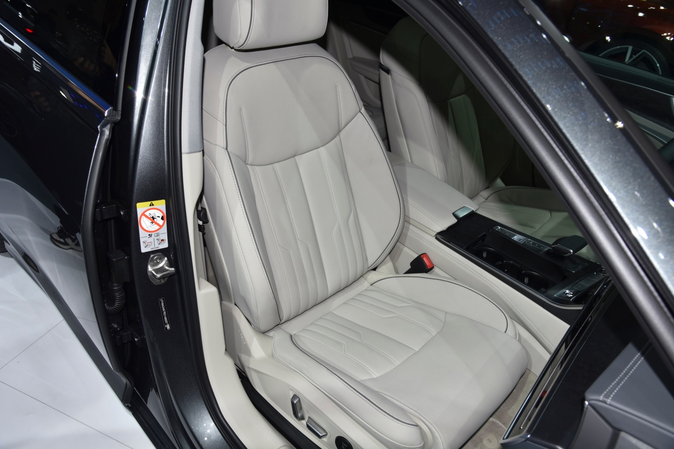 【奥迪A6L55 TFSI quattro 旗舰动感型前排图片-汽车图片大全】-易车