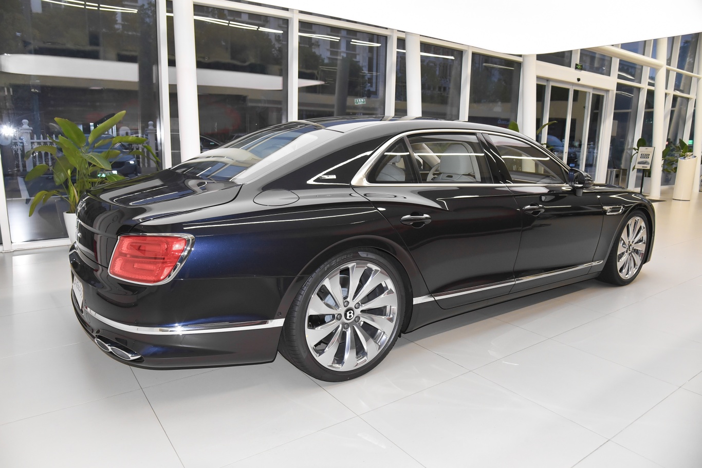 【飞驰4.0T V8 Edition 8正侧车头向右水平图片-汽车图片大全】-易车