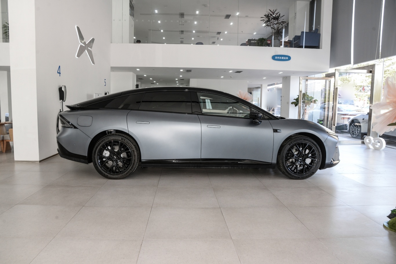 【小鹏P7+700km 限定版 Max正侧车头向右水平图片-汽车图片大全】-易车