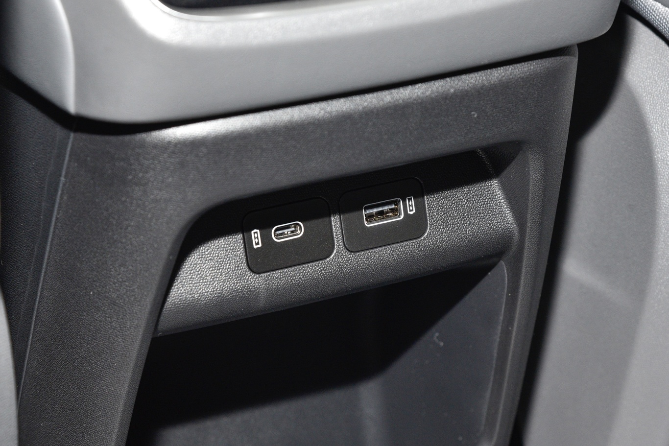 【深蓝S05纯电版 510km 510Plus后排(第二排)充电口图片-汽车图片大全】-易车