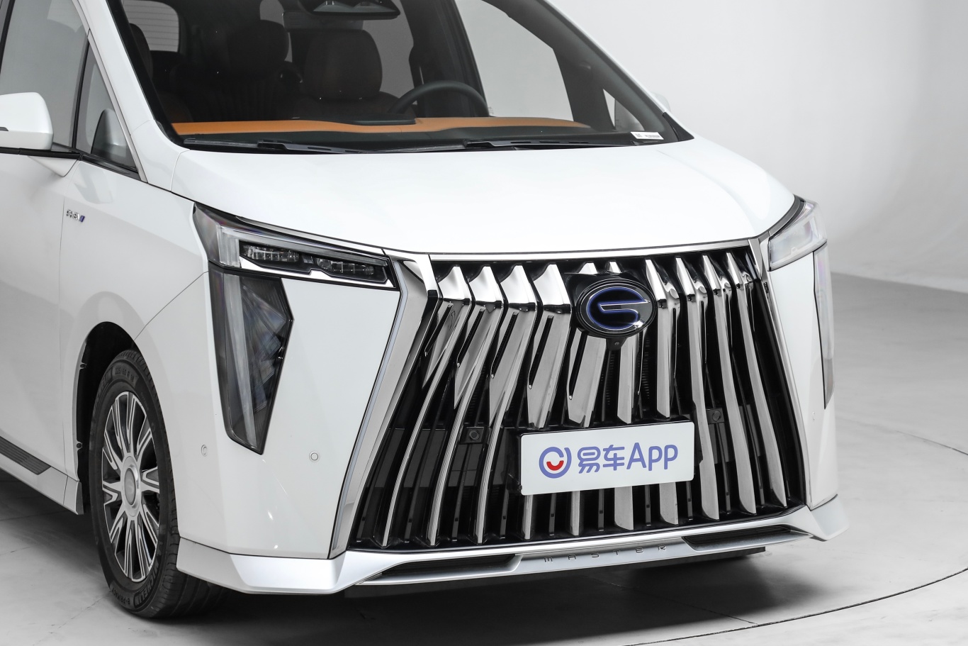 【传祺E9超级快充 2.0T 136km 宗师版前格栅侧俯拍图片-汽车图片大全】-易车