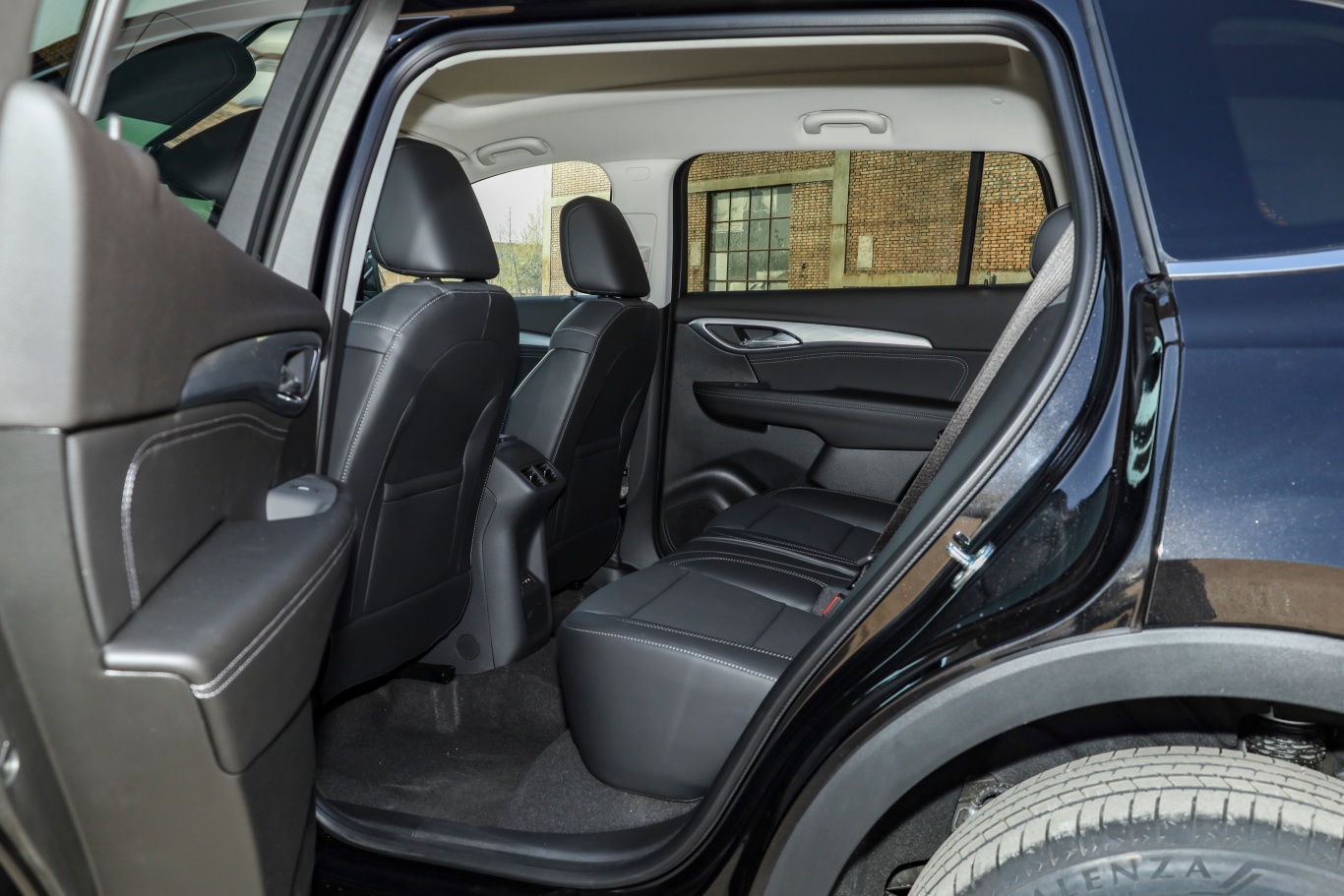 【昂科威Plus昂科威Plus 28T 两驱白金版后排空间图片-汽车图片大全】-易车