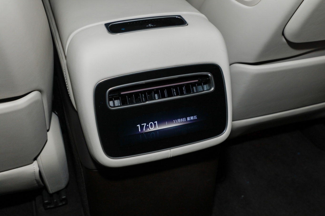 【腾势N92.0T 202km 旗舰型后排功能图片-汽车图片大全】-易车