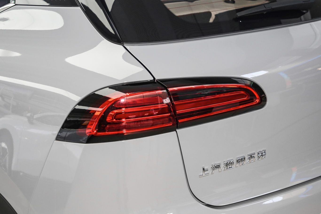 【五菱缤果PLUS510km 五座版尾灯侧45度俯拍图片-汽车图片大全】-易车