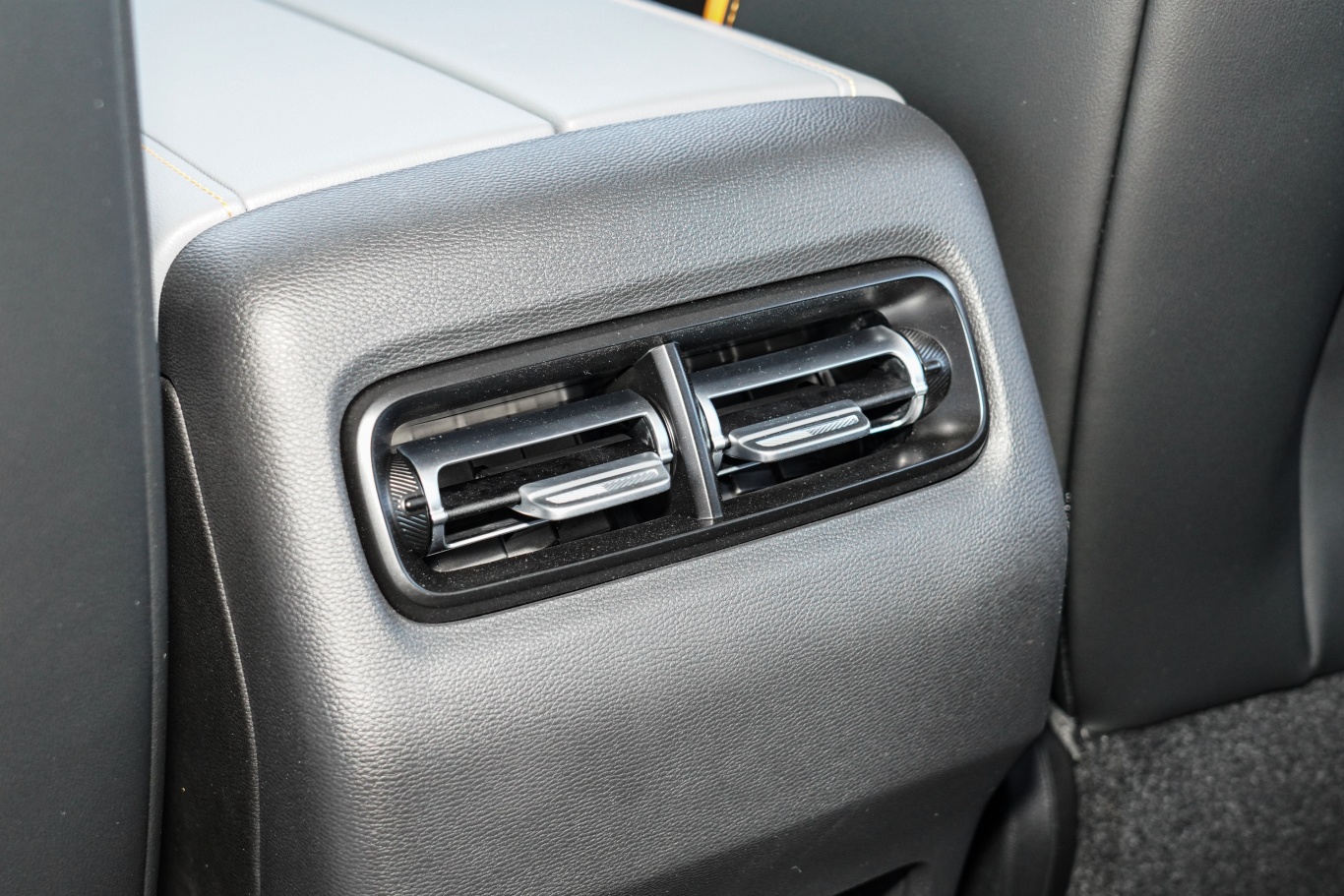 【北京越野BJ40增程152km 进阶版后排(第二排)出风口图片-汽车图片大全】-易车