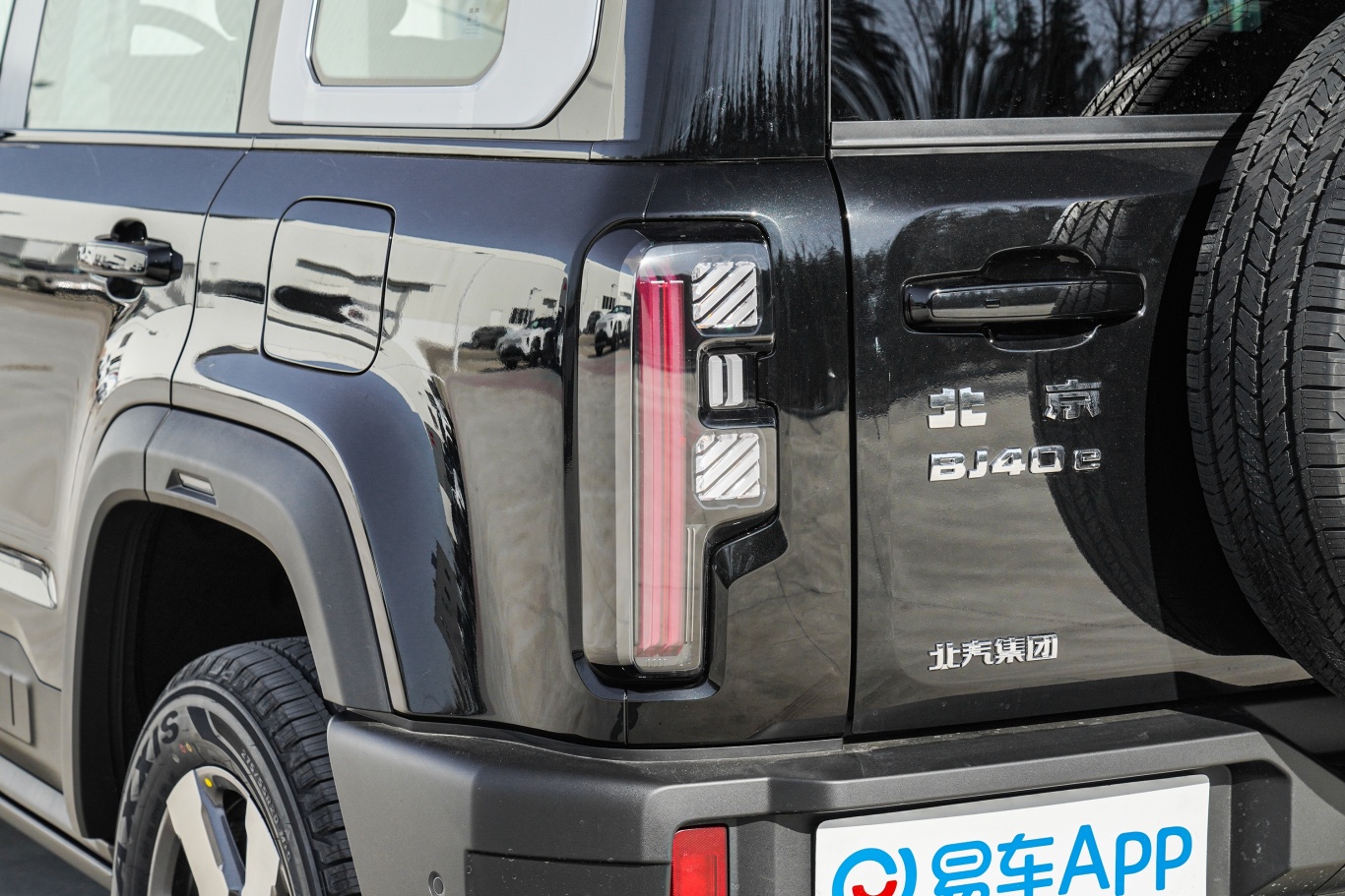 【北京越野BJ40增程152km 进阶版尾灯侧45度俯拍图片-汽车图片大全】-易车