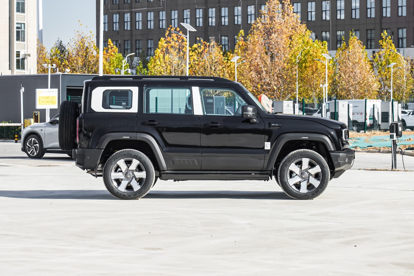 【北京越野BJ40增程1.5T 152km 进阶版正侧车头向右水平图片-汽车图片大全】-易车