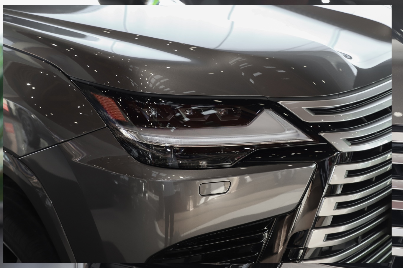 【雷克萨斯LXLX700h VIP领世版大灯侧45度俯拍图片-汽车图片大全】-易车