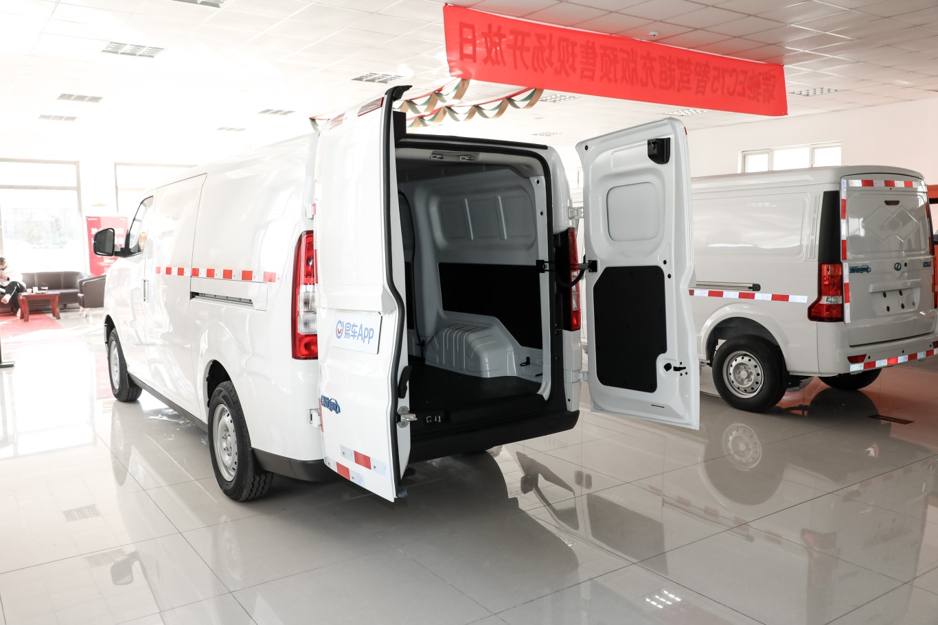 【瑞驰EC75智行版 310km 先锋型Ⅰ后备厢开启45度侧拍图片-汽车图片大全】-易车