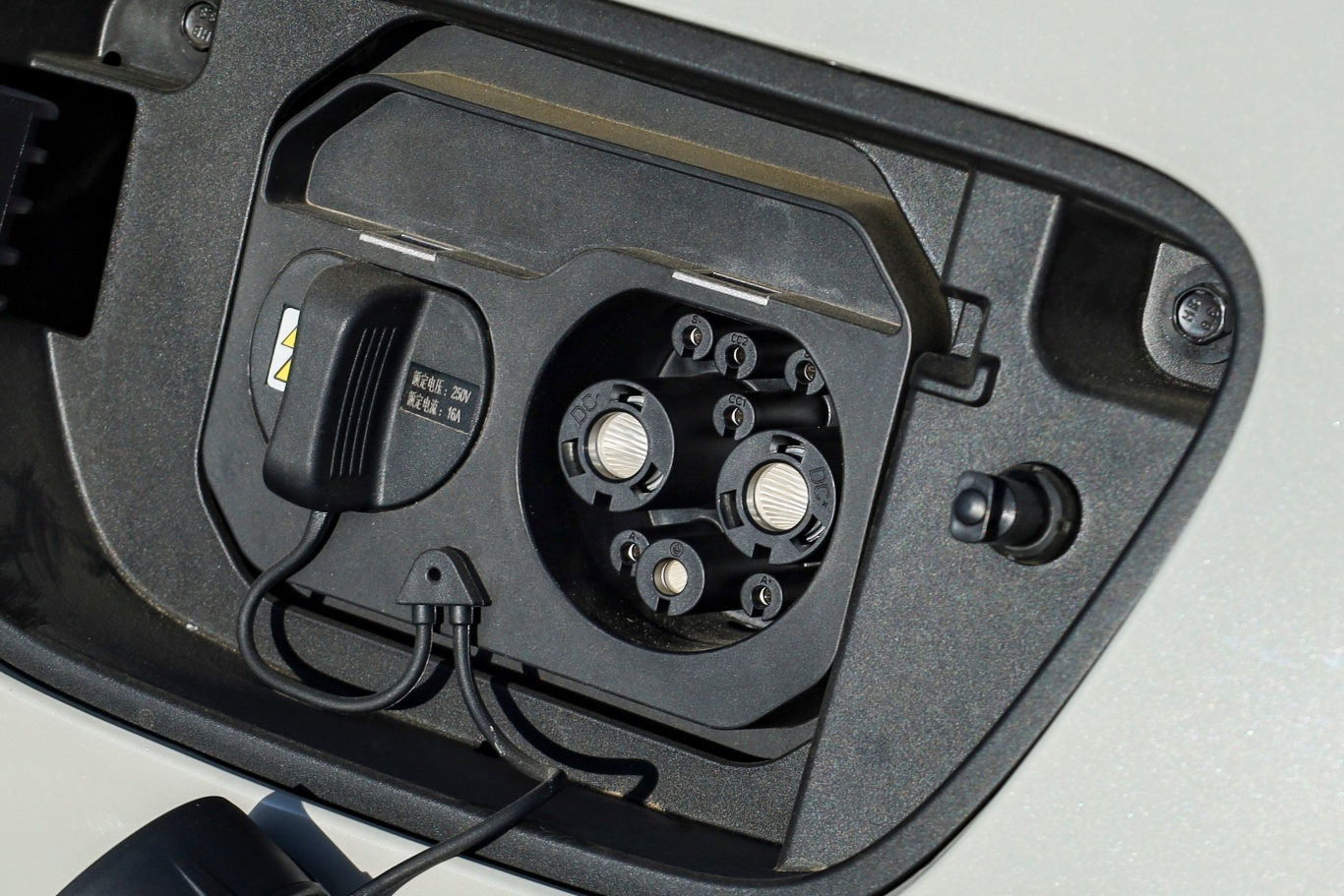 【宏光MINIEV四门版 205km 进阶款快充充电口图片-汽车图片大全】-易车