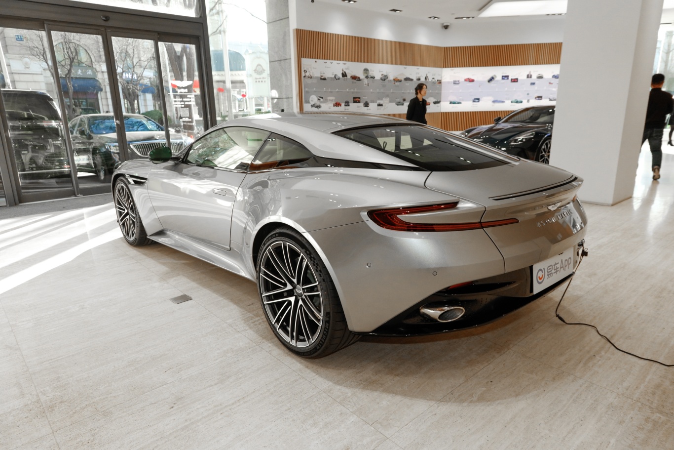 【阿斯顿·马丁DB124.0T V8侧后45度车头向左水平图片-汽车图片大全】-易车