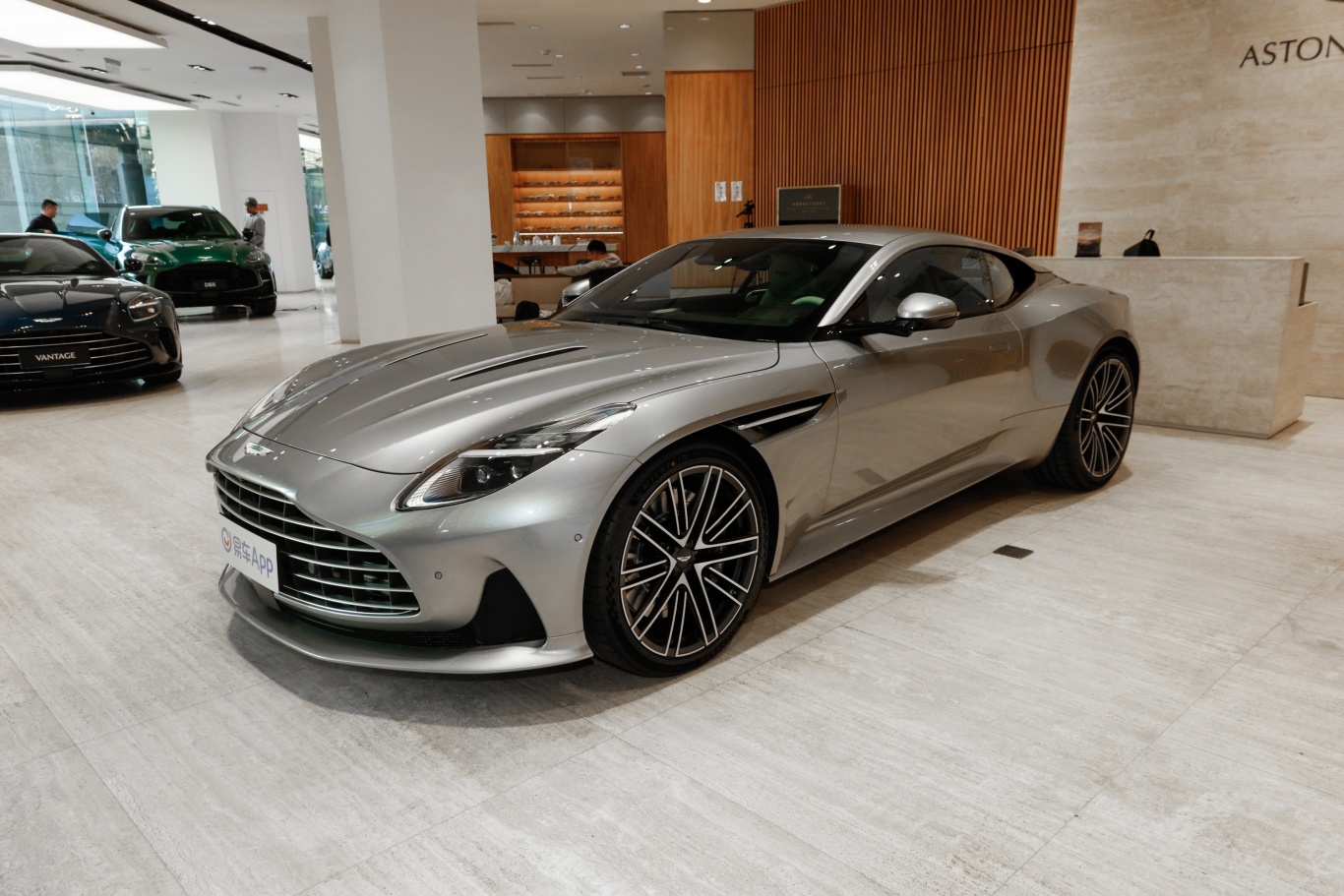 【阿斯顿·马丁DB124.0T V8侧前45度车头向左水平图片-汽车图片大全】-易车