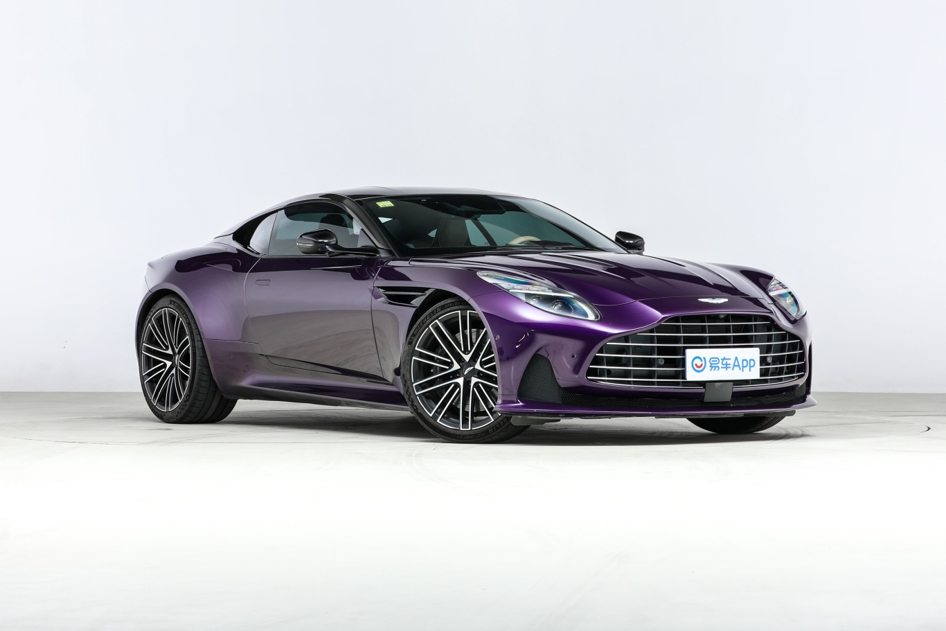 【阿斯顿·马丁DB124.0T V8侧前45度车头向右水平图片-汽车图片大全】-易车