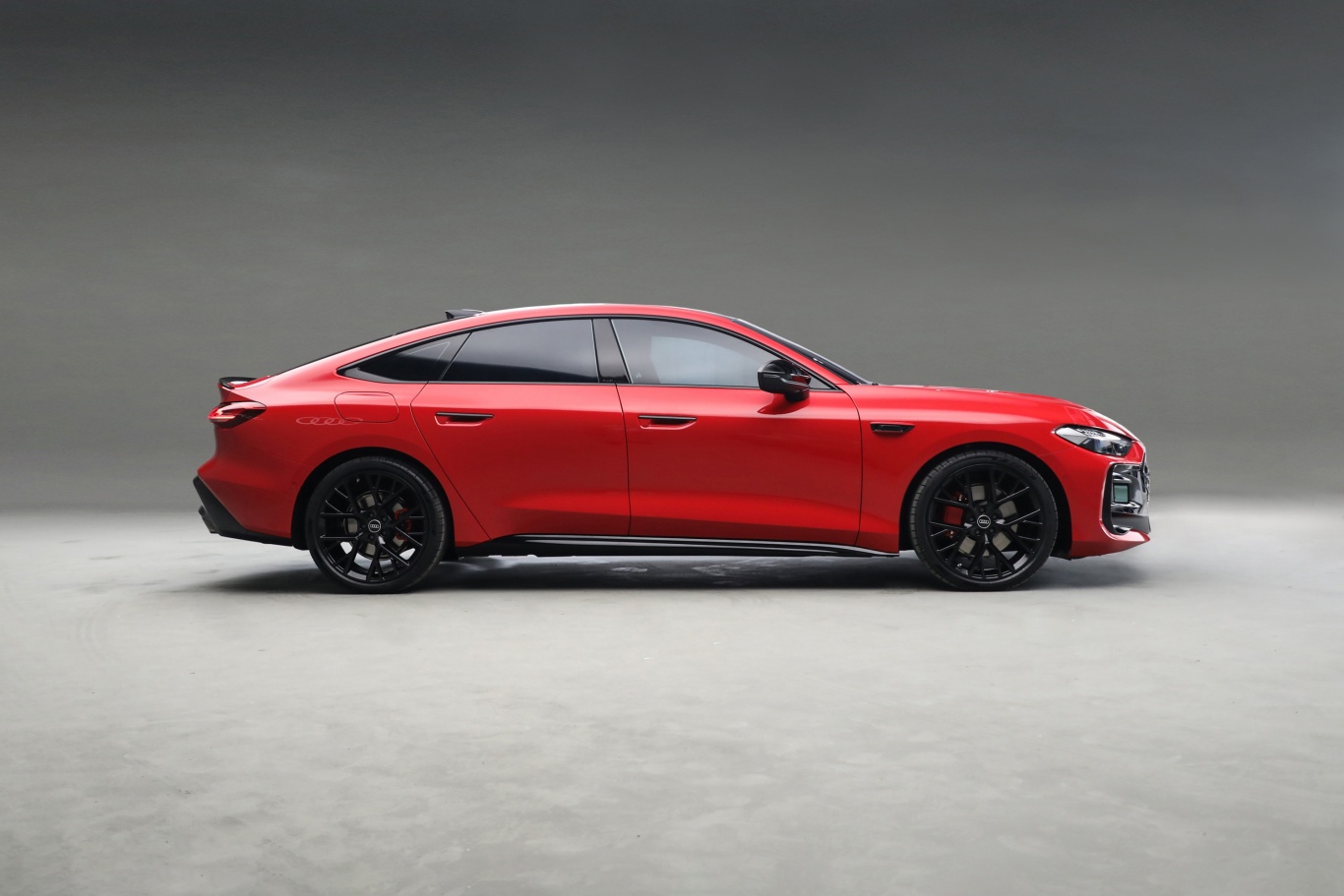 【奥迪A5L Sportback2.0T 首发限量版正侧车头向右水平图片-汽车图片大全】-易车