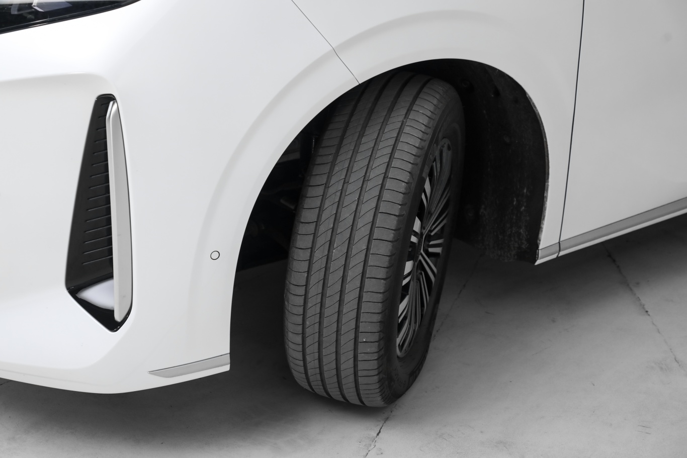 【夏DM-i 1.5T 180km 卓越型轮胎花纹图片-汽车图片大全】-易车