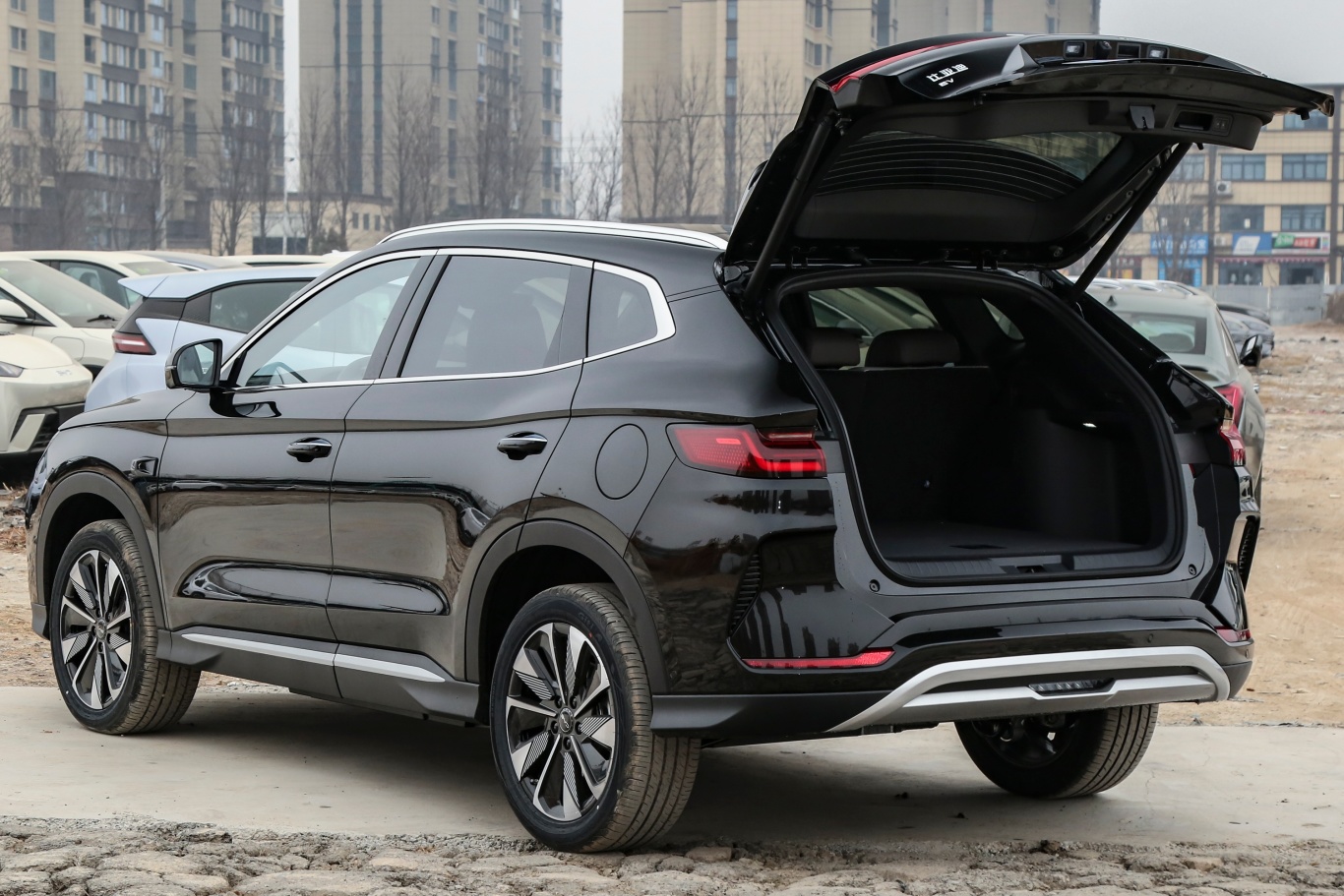 【宋PLUSEV 智驾版 520km 尊贵型后备厢开启45度侧拍图片-汽车图片大全】-易车