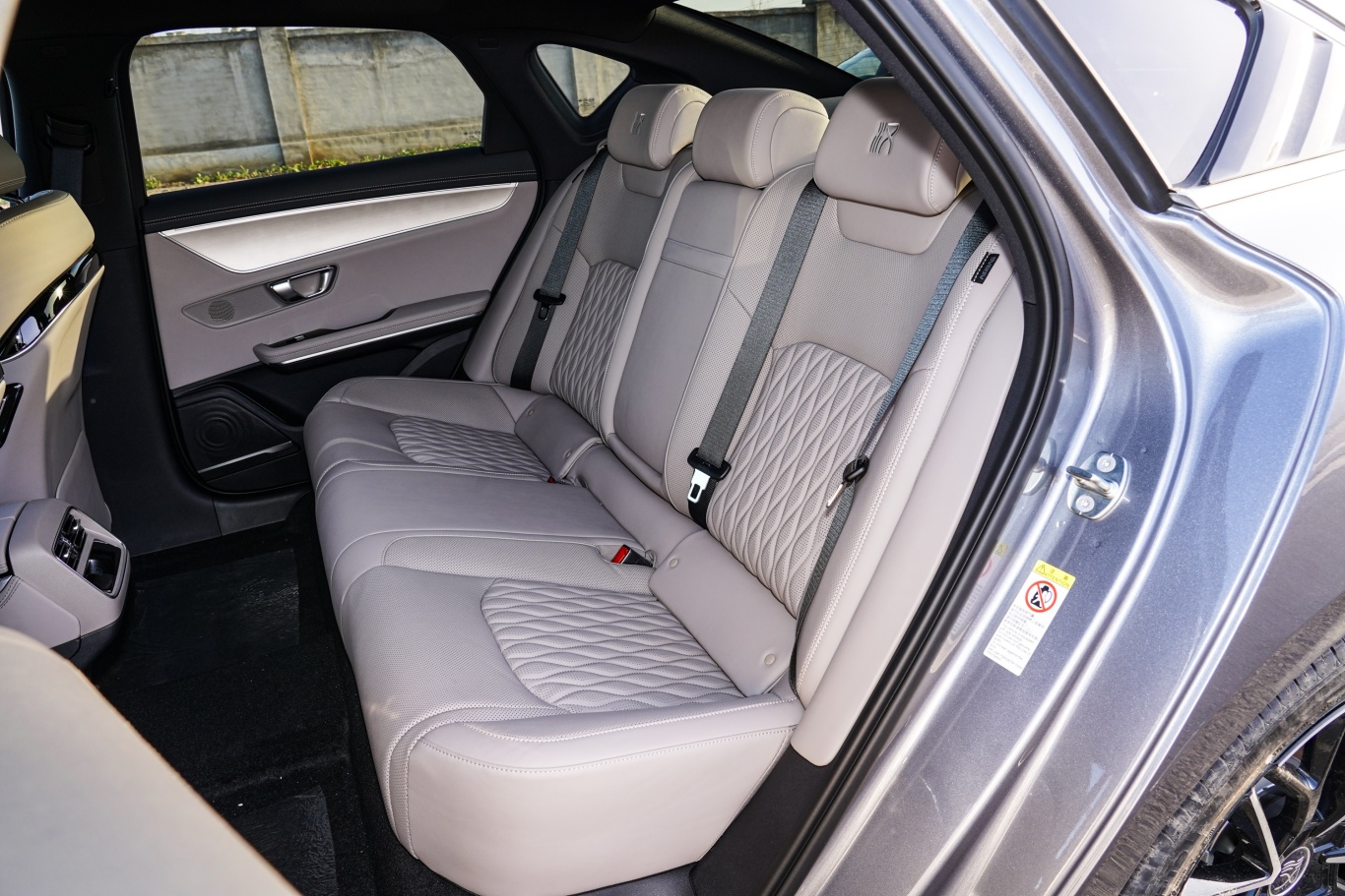 【汉EV 智驾版 506km 尊贵型后排座椅图片-汽车图片大全】-易车