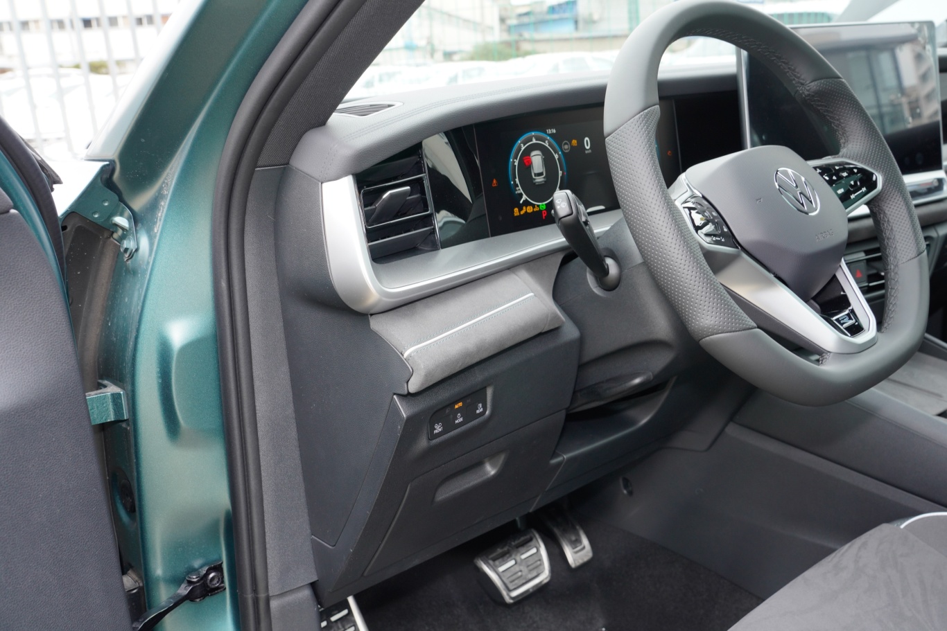 【探岳L330TSI 两驱R-Line高配版主驾驶位图片-汽车图片大全】-易车