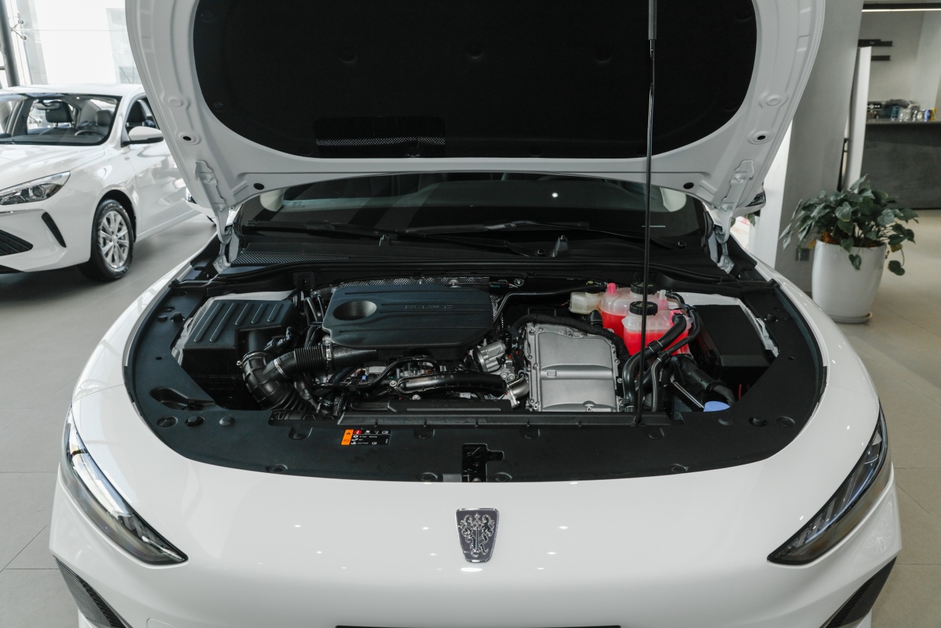 【荣威D7插电混动 1.5L 125km 世界冠军版前舱整体图片-汽车图片大全】-易车