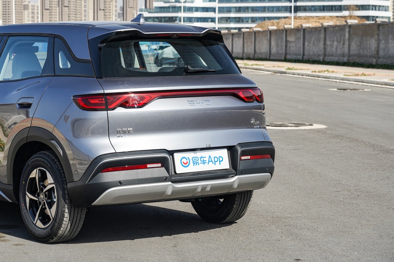 【元UP智驾版 401km 领先型车尾特写图片-汽车图片大全】-易车