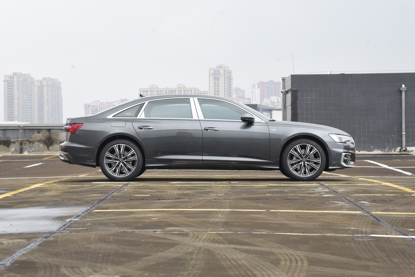 【奥迪A6L改款 45 TFSI quattro 臻选动感型正侧车头向右水平图片-汽车图片大全】-易车