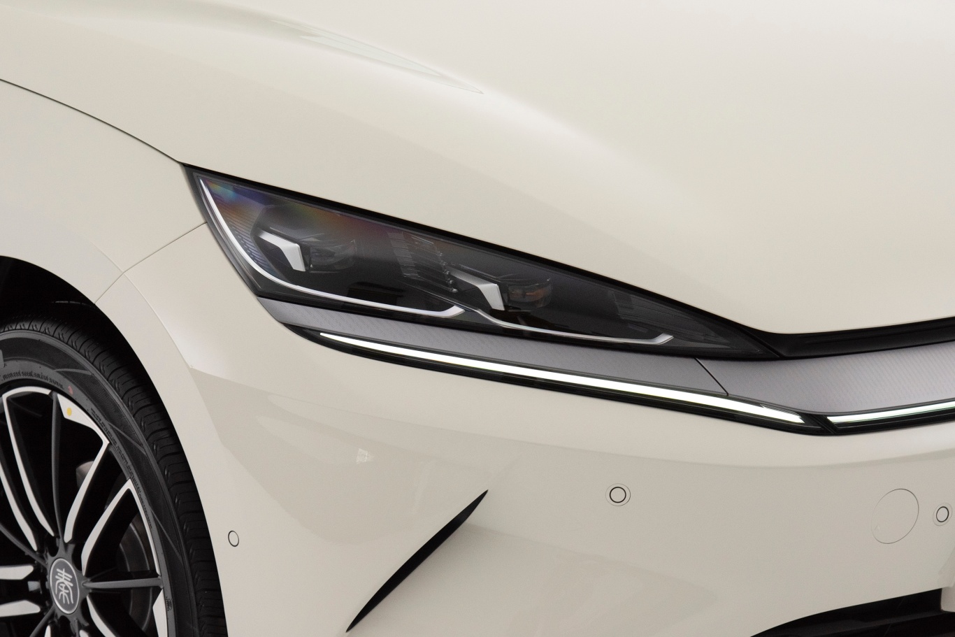 【秦LEV 545km 卓越版大灯侧45度俯拍图片-汽车图片大全】-易车