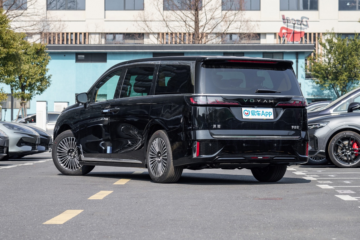 【岚图梦想家插电混动 1.5T 235km 四驱卓越鲲鹏版侧后45度车头向左水平图片-汽车图片大全】-易车