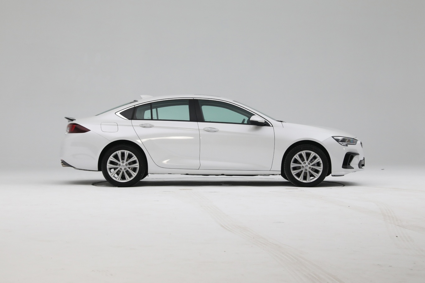 【君威GS 28T 尊贵型正侧车头向右水平图片-汽车图片大全】-易车