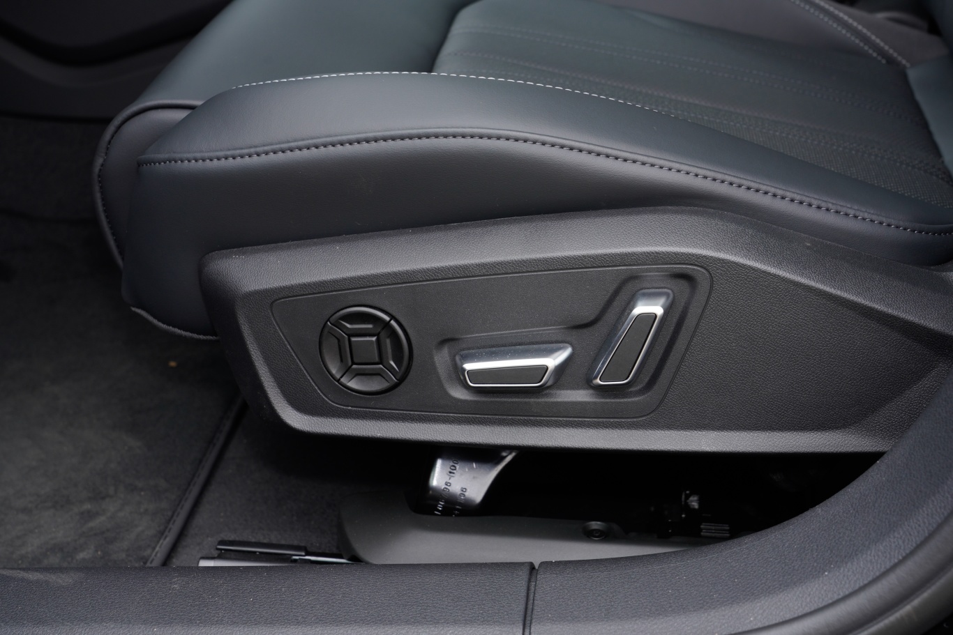 【奥迪A6L改款 40 TFSI 豪华动感型主驾座椅调节图片-汽车图片大全】-易车