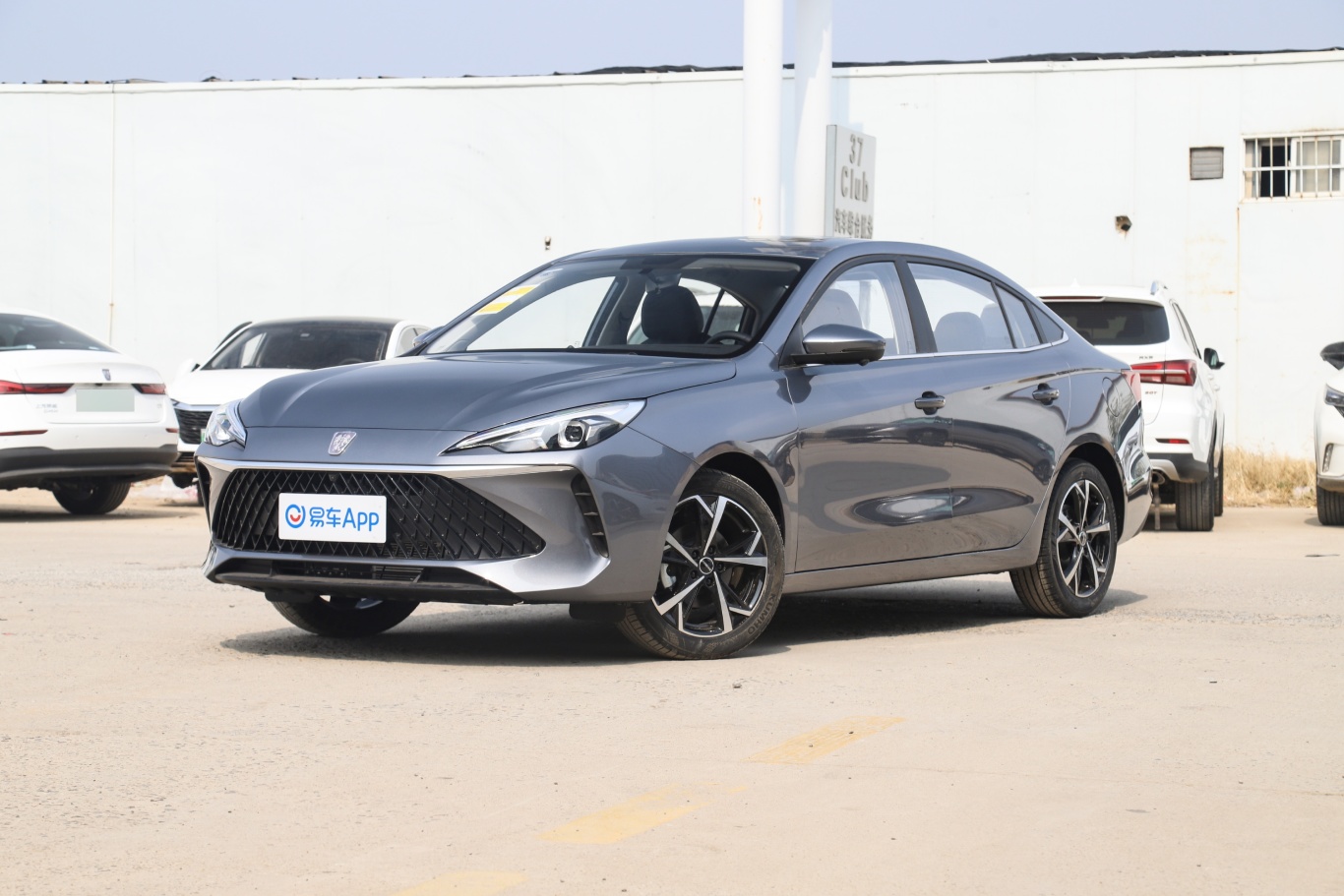 【荣威i51.5L CVT尊荣版侧前45度车头向左水平图片-汽车图片大全】-易车