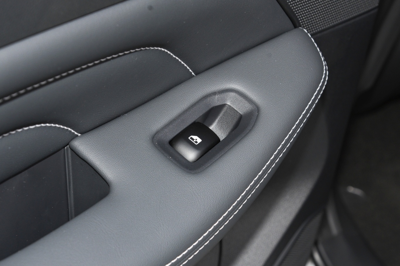 【启辰大V DD-i超混动1.5T 150km 悦游版后车窗调节图片-汽车图片大全】-易车