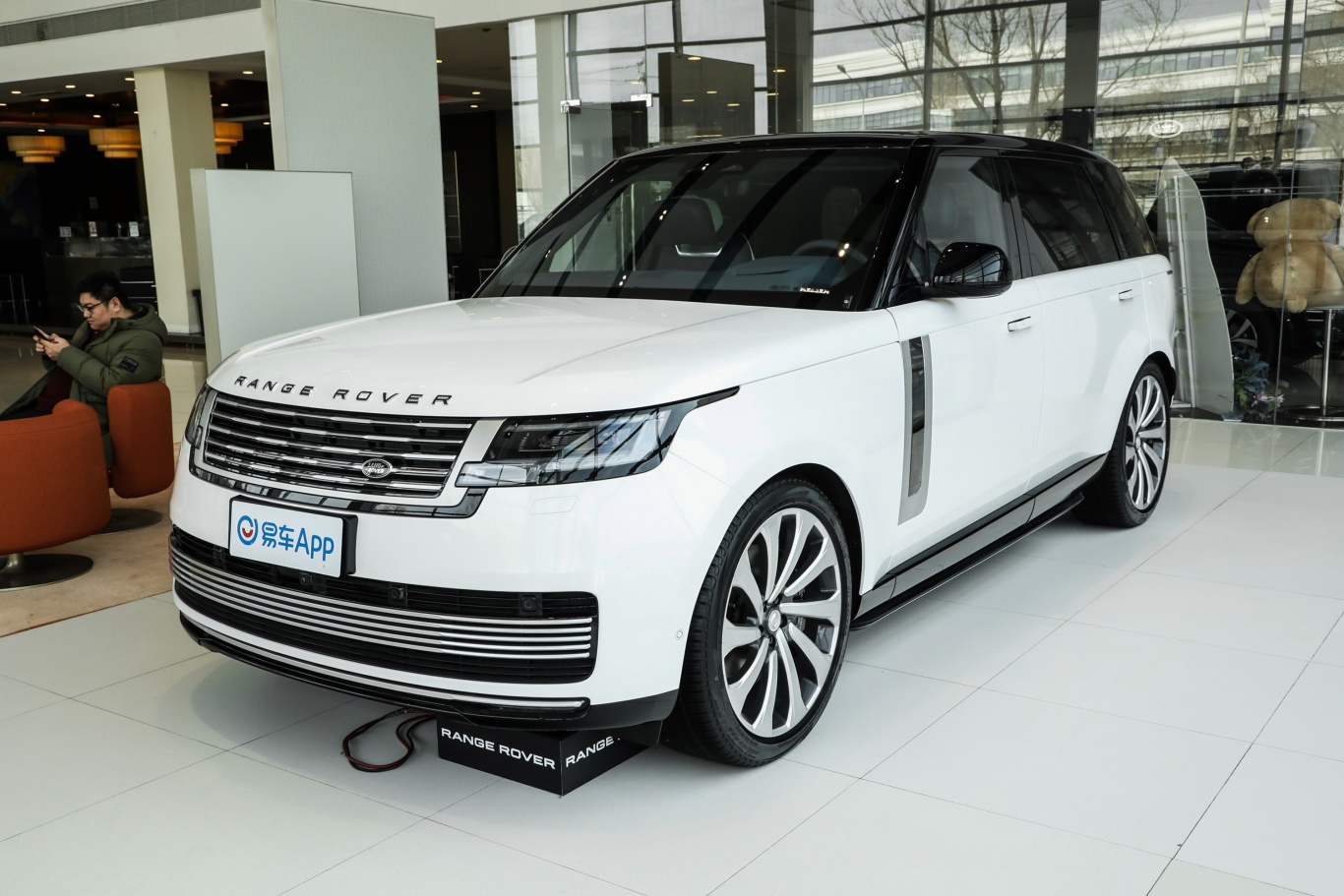 【揽胜4.4 V8 615PS SV尊荣创世加长版 4座侧前45度车头向左水平图片-汽车图片大全】-易车