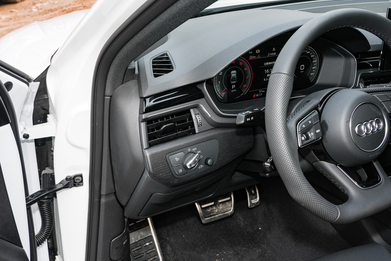 【奥迪A4L200万辆悦享版 40 TFSI 豪华动感型主驾驶位图片-汽车图片大全】-易车