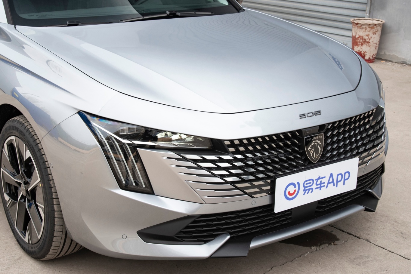 【标致508L400THP 驭动旗舰版前格栅侧俯拍图片-汽车图片大全】-易车